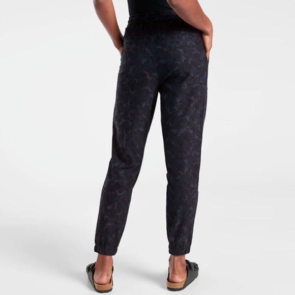 Athleta | Pants & Jumpsuits | Athleta Printed Farallon Jogger Camo Navy ...